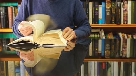 많은 책이있는 유리 테이블과 서점 배경에서 책을 읽는 백인 남자 공간을 복사합니다 55 59세에 대한 스톡 사진 및 기타 이미지 55 59세 가구 공부 Istock