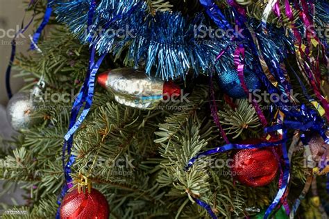 녹색 가문비 나무 가지에 흰색 오래된 크리스마스 장난감과 빨간 유리 공 0명에 대한 스톡 사진 및 기타 이미지 0명 12월 가문비나무 Istock