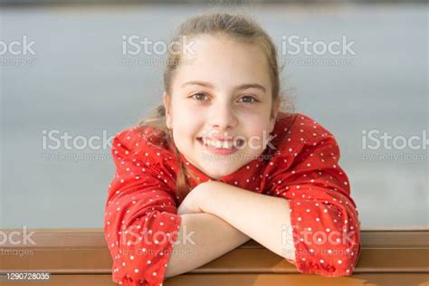 완벽한 피부를 경험 부드러운 아기 피부를 즐기는 행복한 어린 소녀 사랑스러운 작은 아이 와 귀여운 미소 에 건강 한 신선한 얼굴 피부 어린이 스킨 케어 화장품 및 제품