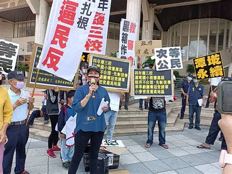 彰化潭墘國小反廢校聯盟赴縣府抗議 會長不適送醫 中央通訊社 Line Today