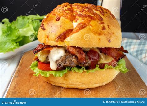Burger De Queijo Bacon Com Tomate Alface E Uma Gota De Maionese Foto