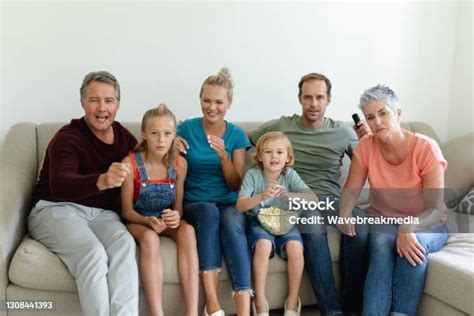 Orang Tua Kaukasia Kakek Dan Cucu Duduk Di Sofa Menonton Tv Foto Stok