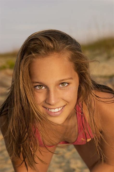 Jeune Fille Sur La Plage Photo Stock Image Du Océan Appréciez 482230