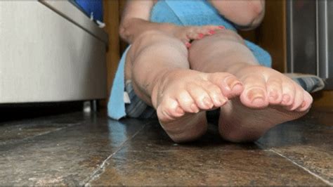 Julietterj Natural Gorgeous Nails Closeu Up Teasing And Naked Under Towel Joi Natural Toe