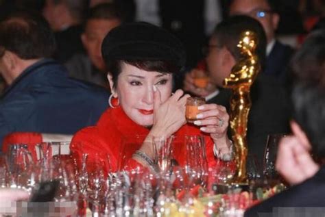 65歲狄波拉近照，對新媳婦王菲讚不絕口，富豪老公對謝霆鋒關照 每日頭條