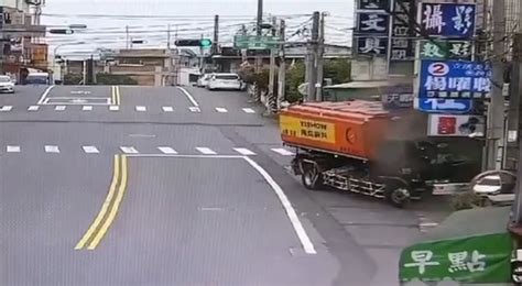 （車禍片）彰化飼料車閃車失控撞民宅 毀損1輛賓士車2輛機車