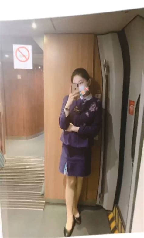 高铁乘务员竟然这么骚下班后制服都没来得及换直冲酒店性交 情趣交流
