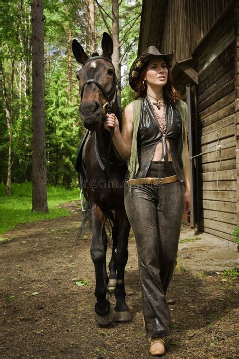 Cowgirl Und Braunes Pferd Stockfoto Bild Von Nave Brünette 58758694