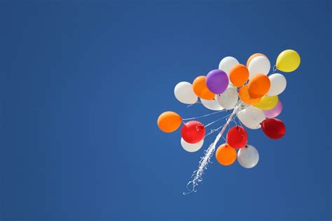 빨간색 노란색 파란색과 분홍색 풍선 사진 Unsplash의 무료 고화질 이미지