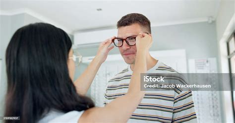 안경을 쓴 남자 미소 및 안과 치료 건강 관리 및 검안을 위한 고객을 위한 저장 도움 및 비전 사람의 안경에 대한 클리닉 검사