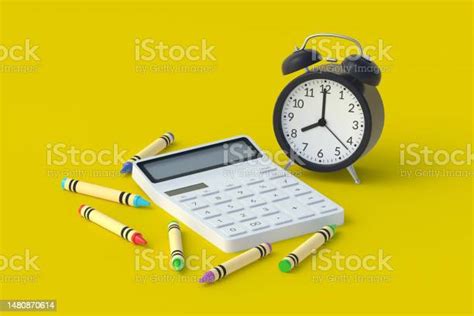 알람 시계와 왁스 연필 근처의 계산기 학교 개념으로 돌아갑니다 사무용품 금융 위기 가정 가족 예산 고등 교육 3d 렌더링 3차원 형태에 대한 스톡 사진 및 기타 이미지