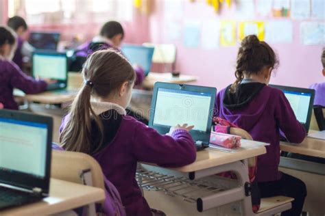 Los Alumnos Est N Participando Activamente En La Clase Trabajando En
