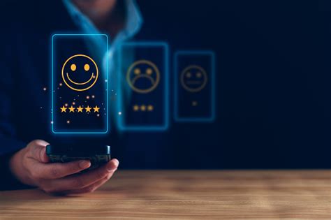 고객 서비스 및 만족 피드백 만족을주는 사업가 긍정적 인 리뷰 고객 만족도 조사 좋은 행복한 기분 미소 최고의 제품 및 서비스 우수성 보장 가상현실에 대한 스톡 사진 및