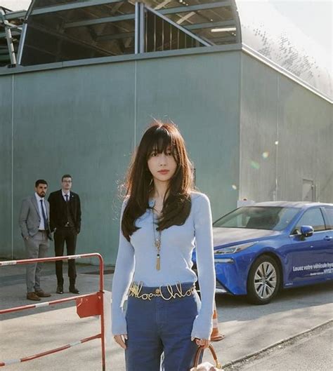 패션엔 기은세 외투 벗은 밀라노 앞서가는 패셔니스타 티셔츠로 끝낸 톤온톤 나들이룩