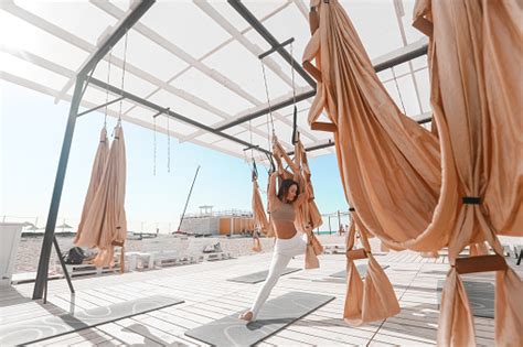 해변에서 바다에 의해 야외에서 요가에 종사 하는 아름 다운 여자 Mental Wellbeing에 대한 스톡 사진 및 기타 이미지