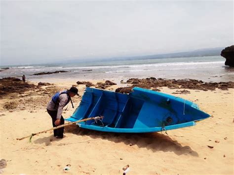 Perahu Terbelah Usai Dihantam Ombak Nelayan Di Garut Tenggelam