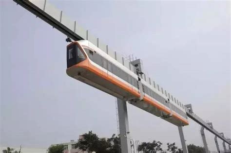 趣出行丨见过穿墙轻轨还真没见过悬挂开的列车电影现实傻傻分不清