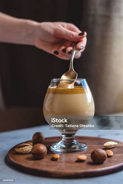 휘핑 식욕을 돋우는 무스가 있는 차가운 달고나 커피 한 잔 맛있고 상쾌한 음료 물 설탕 인스턴트 커피 우유로 집에서 만들 수 있는 트렌디한 멋진 음료 거품 내기에 대한 스톡