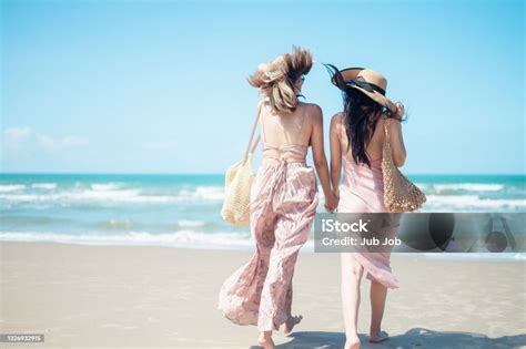 아침에 해변에서 조깅하는 두 명의 아시아 여성 휴식 시간 및 휴일 25 29세에 대한 스톡 사진 및 기타 이미지 25 29세