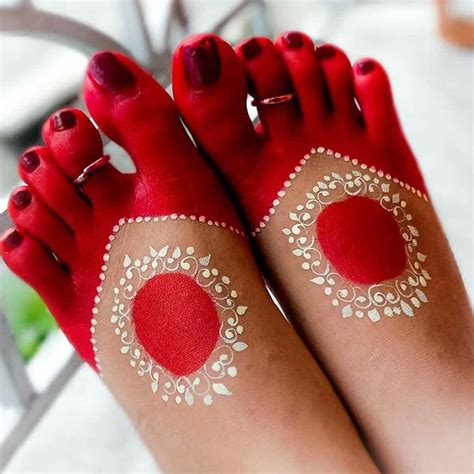 Alta Designs For Sawan सुहागनों के लिए बेहद खास हैं आलता के ये आसान