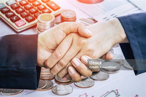 동전 재무 그래프 책상에 계산기의 스택을 통해 두 비즈니스 남자 손 흔들어 2명에 대한 스톡 사진 및 기타 이미지 2명