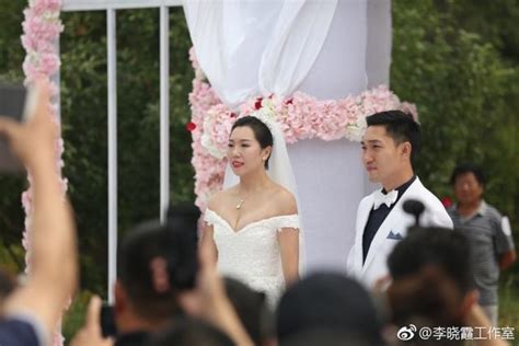 現場圖集！李曉霞，翟一鳴正式登場，霞姐拖地抹胸婚紗美出一片天 每日頭條