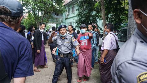 Dvb စစ်ပွဲများရပ်တန့်ရေးနှင့်ငြိမ်းချမ်းရေး ဆန္ဒပြပွဲ ပါဝင်သူများကို
