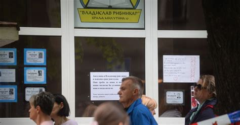 Почина ученичка десетта жртва од масовното убиство во школото во Белград