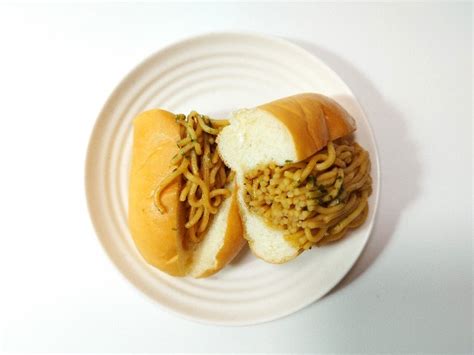 塩焼きそばパン【ローソン】塩だれが効いた惣菜パンです いぬきちのコンビニ飯