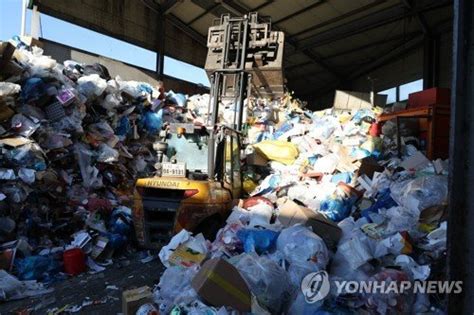 설 연휴 쌓인 재활용 쓰레기 분리 작업 네이트 뉴스