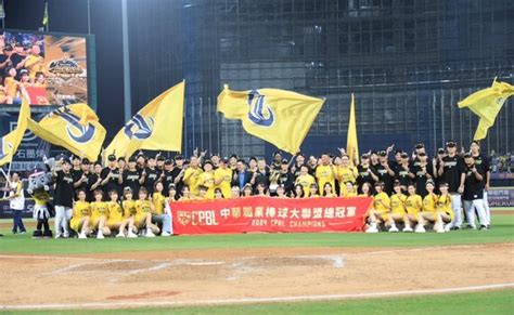 中信兄弟4：1封王！ 盧秀燕親臨球場與2萬球迷見證同歡