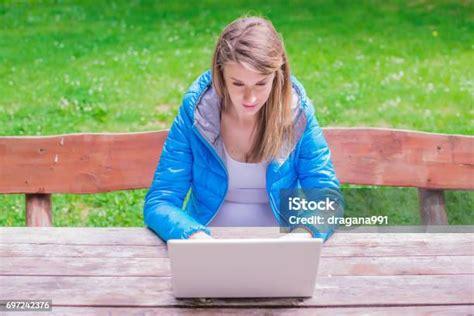 노트북과 학생 손입니다 노트북을 사용 하 여 공원에 휴식 야외 사무실 개념 20 24세에 대한 스톡 사진 및 기타 이미지 20 24세 건물 외관 검색 Istock