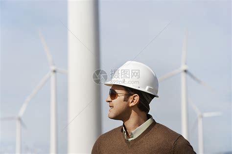 充满自信的男性工程师 在风力农场穿着硬帽高清图片下载 正版图片321866761 摄图网