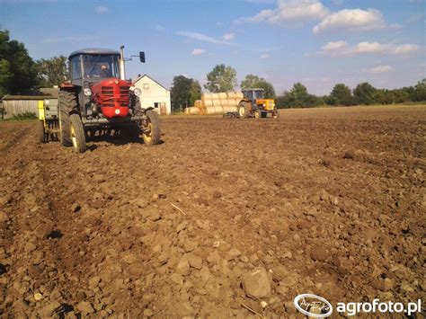 Fotografia traktor Ursus C 355 kultywator UG wałek Bomet i Ursus C 4011