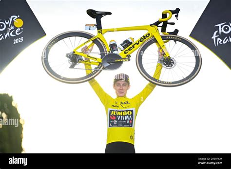 Paris France 23 Juillet 2023 Jonas Vingegaard Jumbo Visma Avec Le