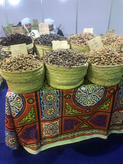 25 جنيهًا للكيلو إقبال كبير على شراء البلح في معرض أهلًا رمضان