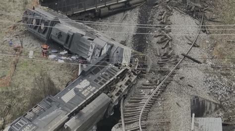 Tn Train Slams Into Tractor Trailer Derailing Cars In Tn Town