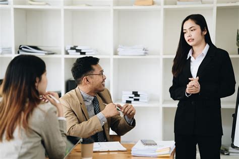 아시아 사업가 및 사무원 그룹이 회의 테이블에 프로젝트 계획 문서가있는 팀 회의에서 일합니다 2명에 대한 스톡 사진 및 기타