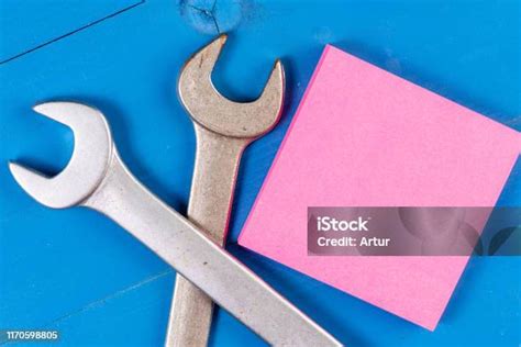 전면보기 두 교차 작업 렌치 스티커 컬러 노트 나무 배경 직접 메모를 하십시오 물건 수리 뒤에 시트 사각형 종이 수리 도구 목재 배경 주제에 대한 스톡 사진 및 기타 이미지
