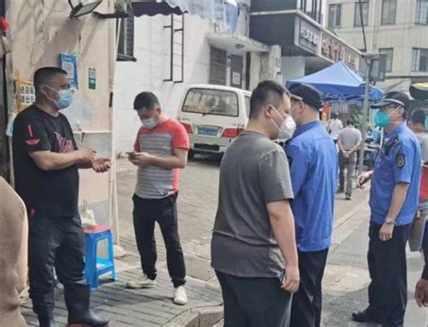 外滩街道城管成立“助老服务队” 助社区老人跨越“数字鸿沟”