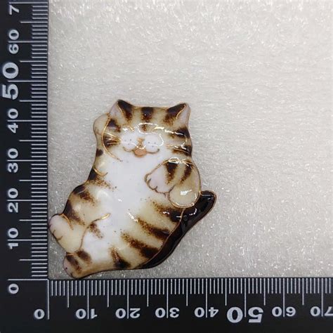 甘えポーズねこの七宝焼ブローチ【受注制作】 Iichi ハンドメイド・クラフト作品・手仕事品の通販