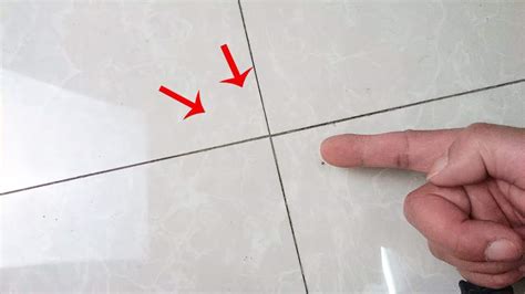 瓷砖地板，黑黑的缝隙难清理？简单一招，一擦就能洗白，方法真棒生活生活技巧好看视频