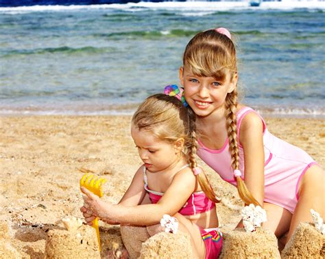 Zwei heiße Girls zeigen alles am Strand Telegraph