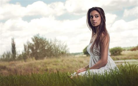 In The Field Style Cowgirl Brunettes Fashion Outdoors Ranch