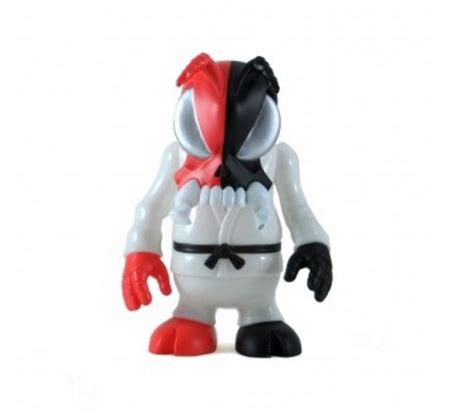 Secret Base 2007 Convex Skull Bee Fan Club 07 White Ver 5 Vinyl