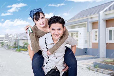 Premium Photo Cheerful Couple Showing Keys Of New House