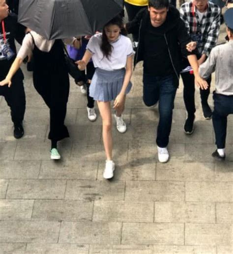 身穿超短裙却露出了臀部，网友：我只看见了腿别的什么都没看到