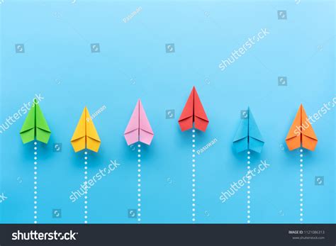 青の背景に紙面、ビジネスコンペティションのコンセプト。写真素材1121086313 Shutterstock