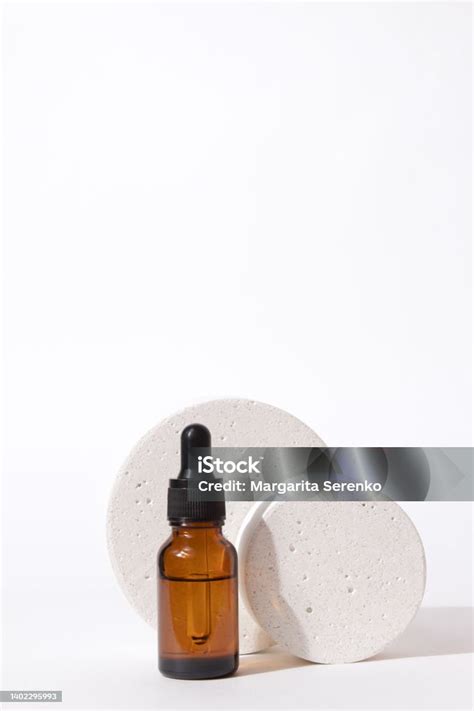 뷰티 콜라겐은 연단이있는 유리 점적기 병에 기름을 대면합니다 화장품 포장의 트렌디 한 촬영 천연 성분을 함유 한 에센셜 오일 강단에 대한 스톡 사진 및 기타 이미지 Istock