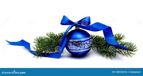 Palla Blu Della Decorazione Di Natale Con I Rami Di Albero Dell Abete E Del Nastro Fotografia